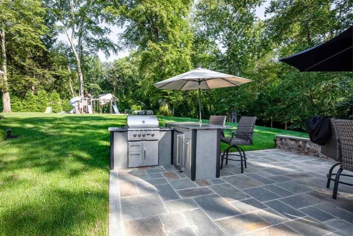 Outdoor Kitchen Bar: How to Plan & 17 Awesome BBQ Island Ideas - RTA ...