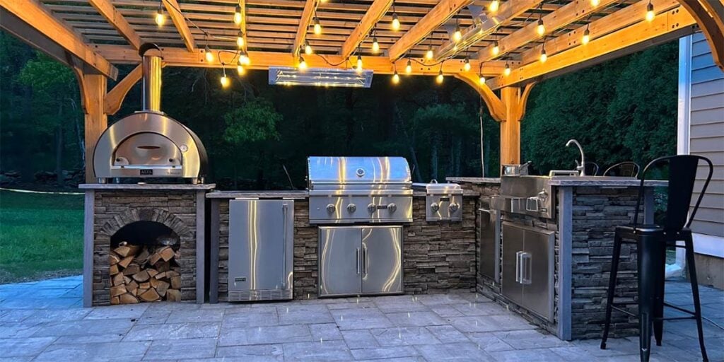Outdoor Kitchen Bar: How to Plan & 17 Awesome BBQ Island Ideas - RTA ...