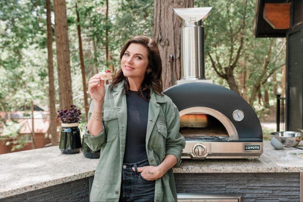 Tiffani Thiessen’s Unbelievable Brand-New Outdoor Kitchen! - RTA ...